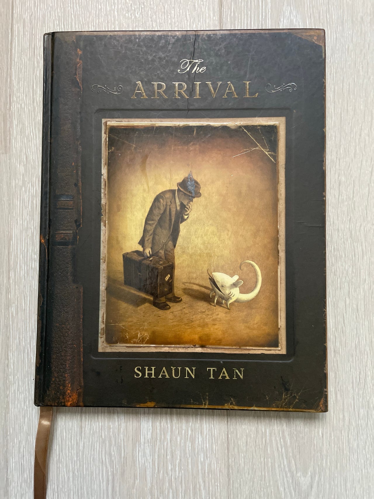 Shaun Tan: The Arrival - Hodders Childrens Books 2014 | FINN-torget