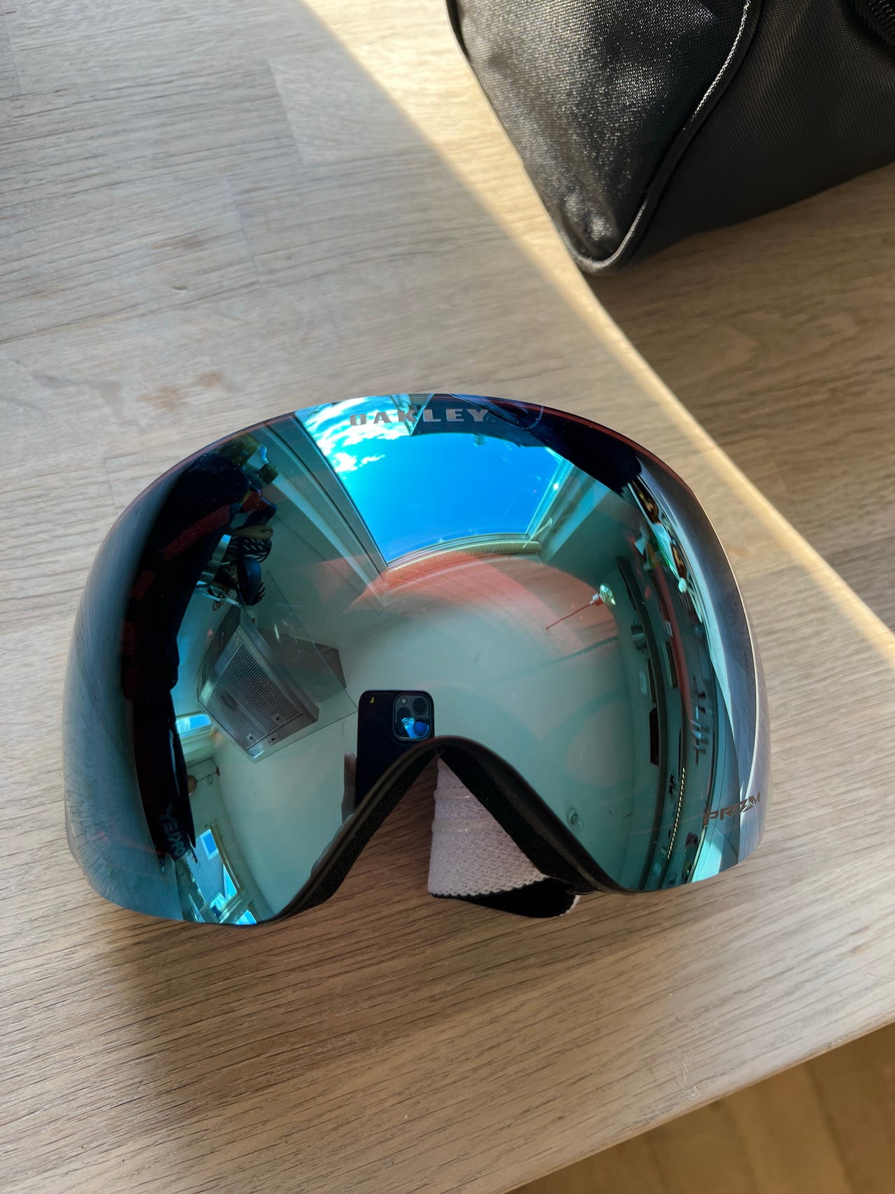 Selger Oakley Flight Deck med sapphire prizm lense og oakley goggle bag ...