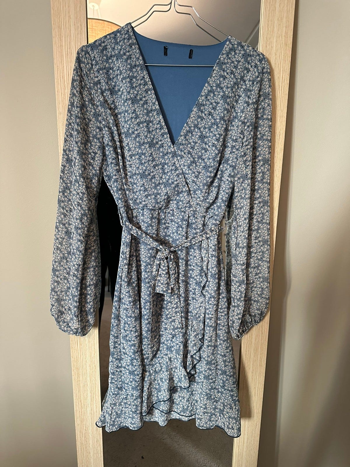 Blomsterkjole fra Sister Point | FINN-torget