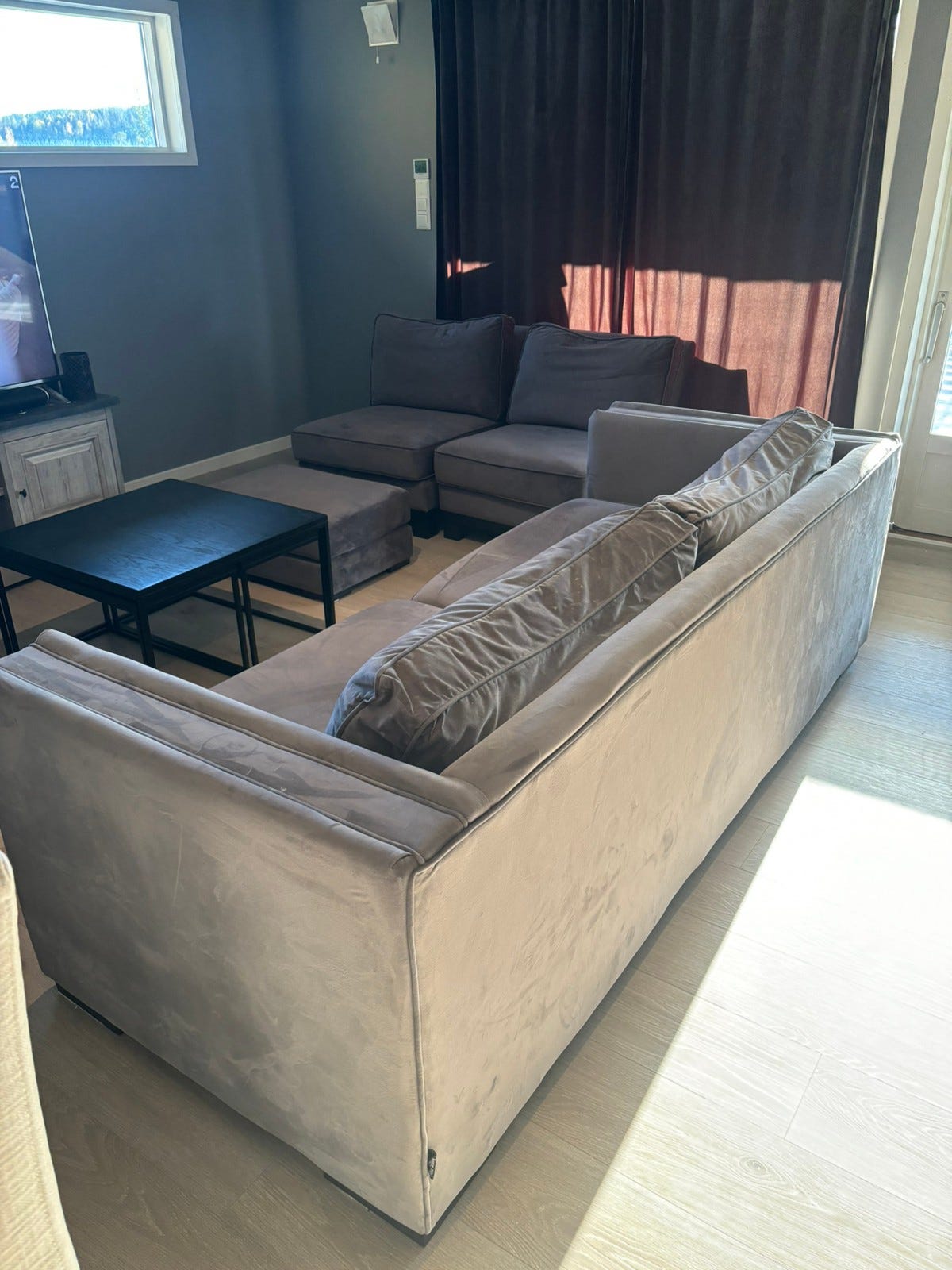 Sofa, 2 stoler å en puff selges fra Classic Living | FINN-torget