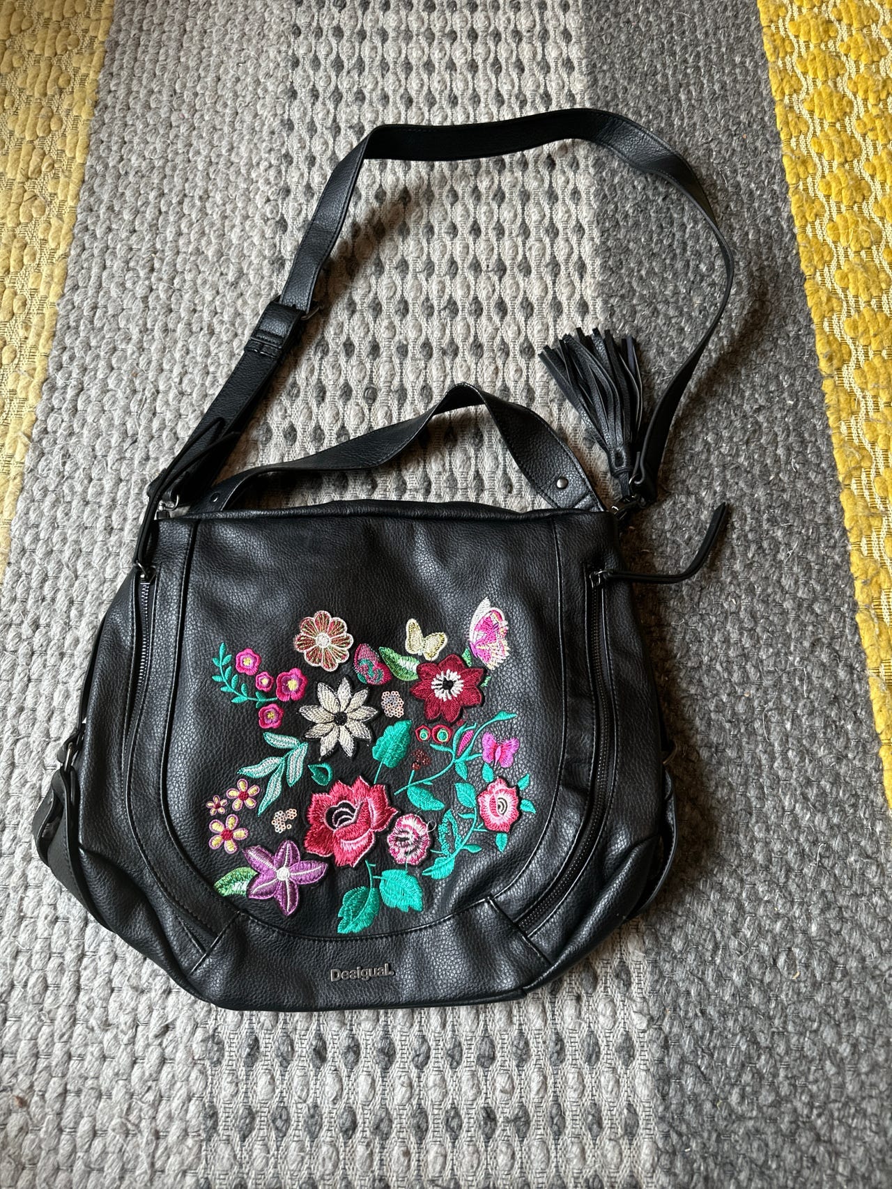 Desigual veske svart | FINN-torget