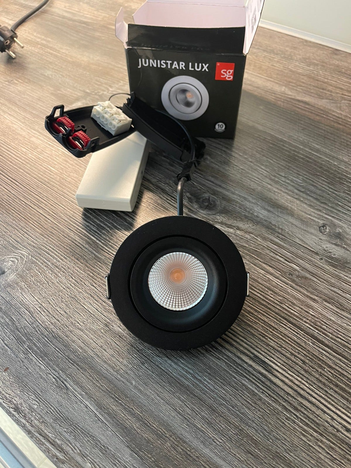 JUNISTAR LUX SPOTTER SORT 2700k 5stk | FINN-torget