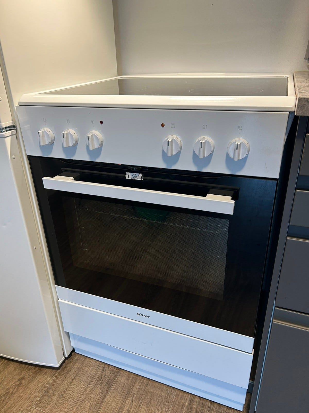 Gram stekeovn med keramisk topp | FINN torget