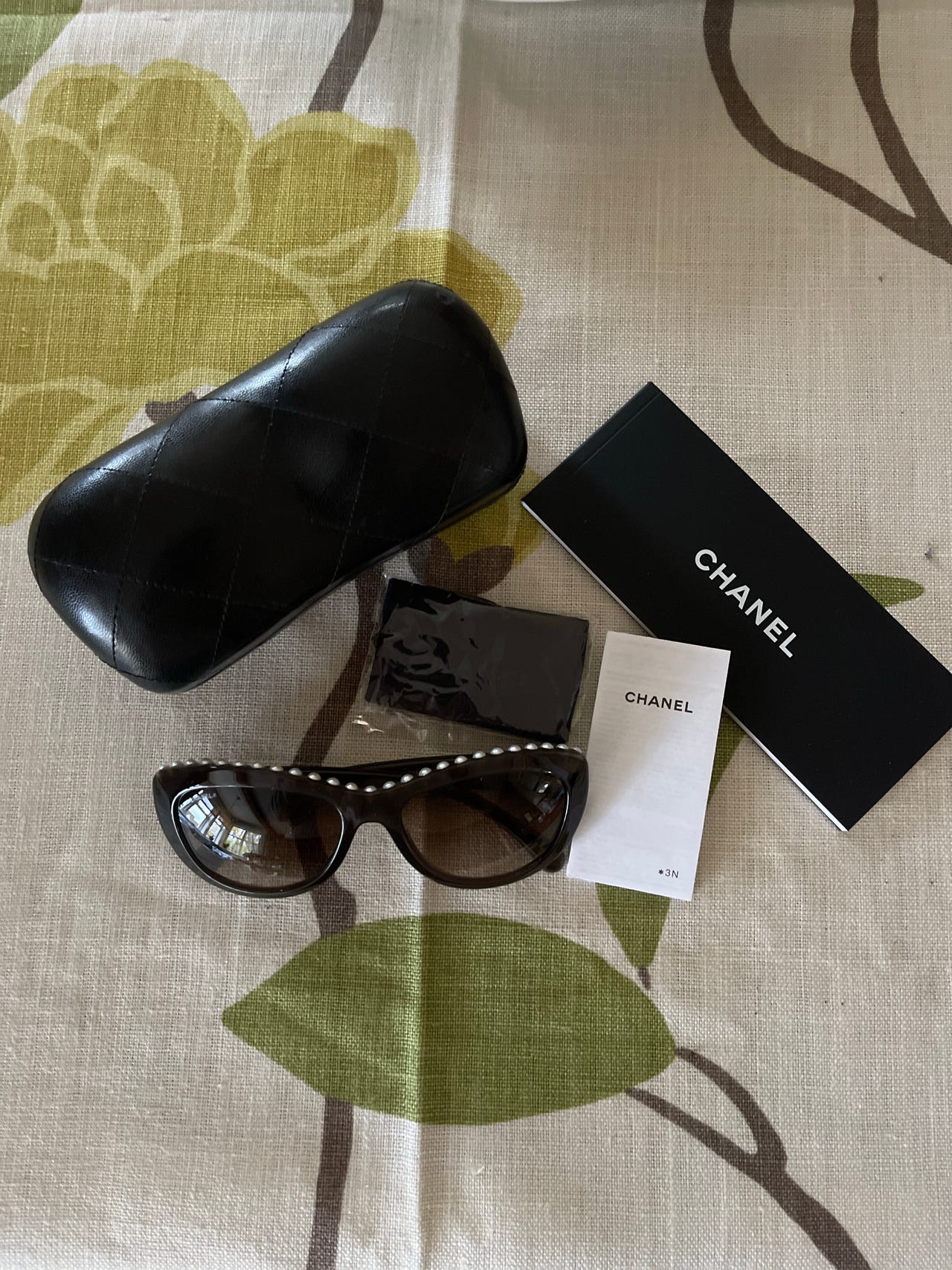 Chanel 6038 solbriller med ferskvannsperler i farge Havana Brown | FINN ...