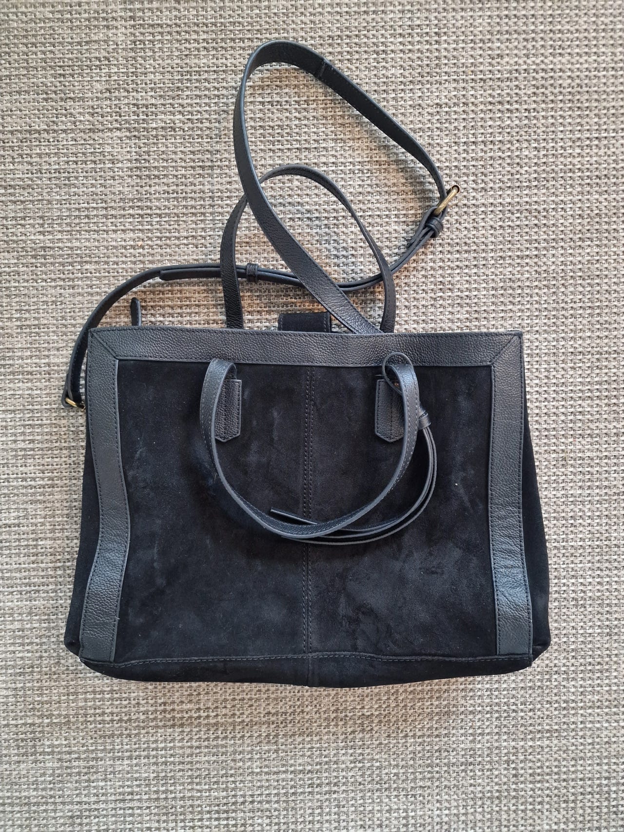 Praktisk sort veske i ekte lær | FINN torget