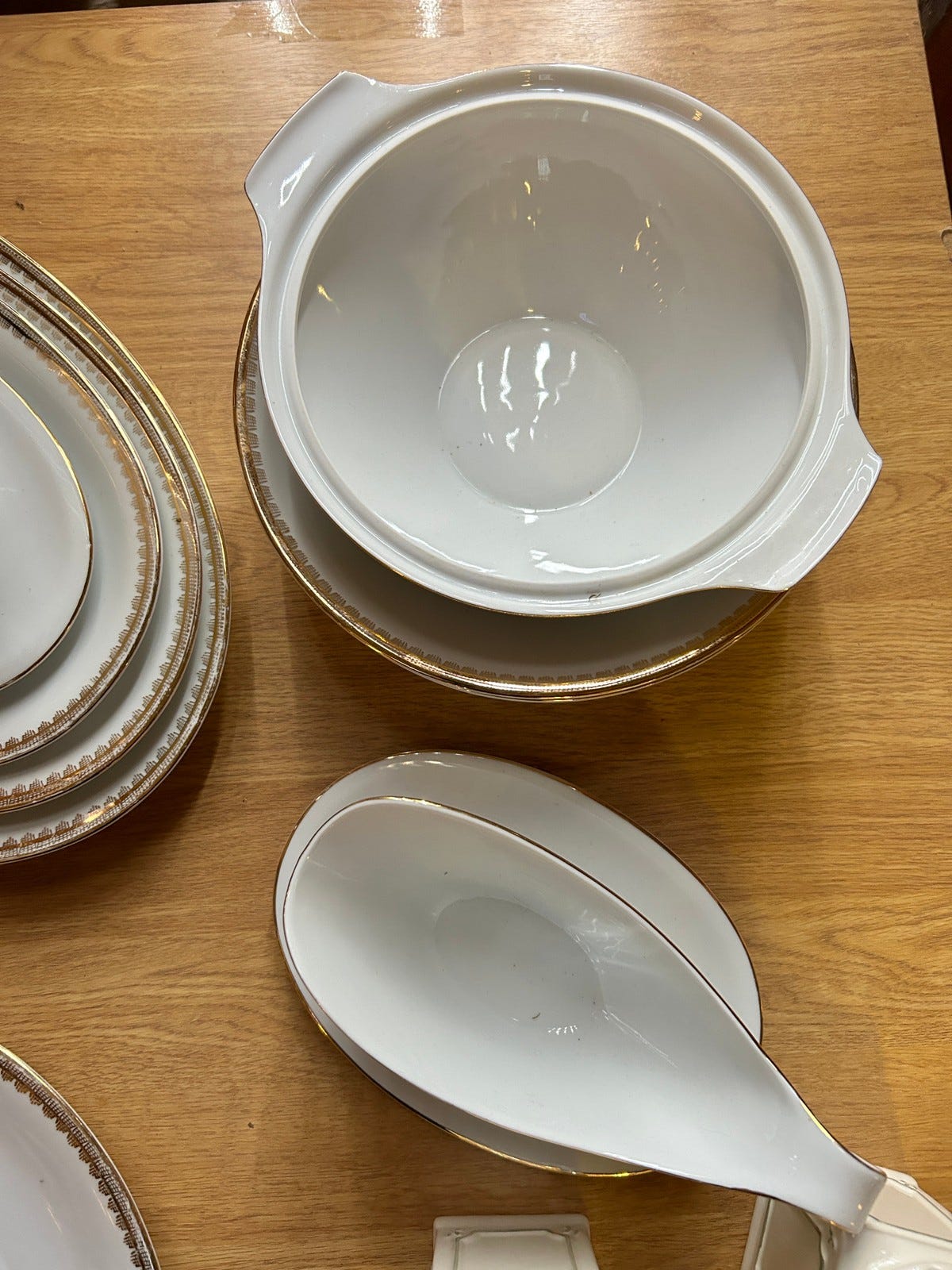 Hvitt servise med gullkant/gullrand | FINN torget