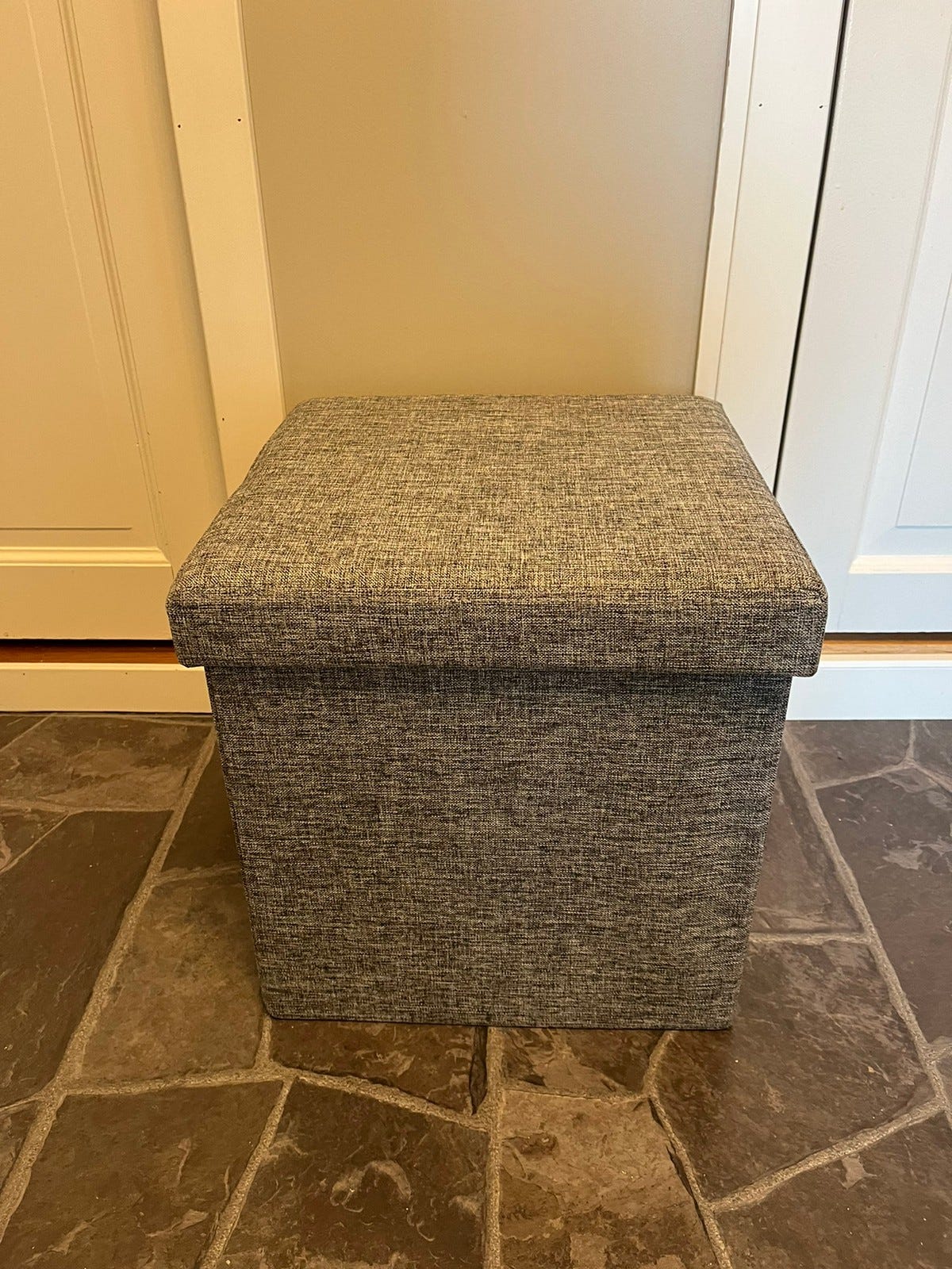 Liten puff med oppbevaring | FINN torget