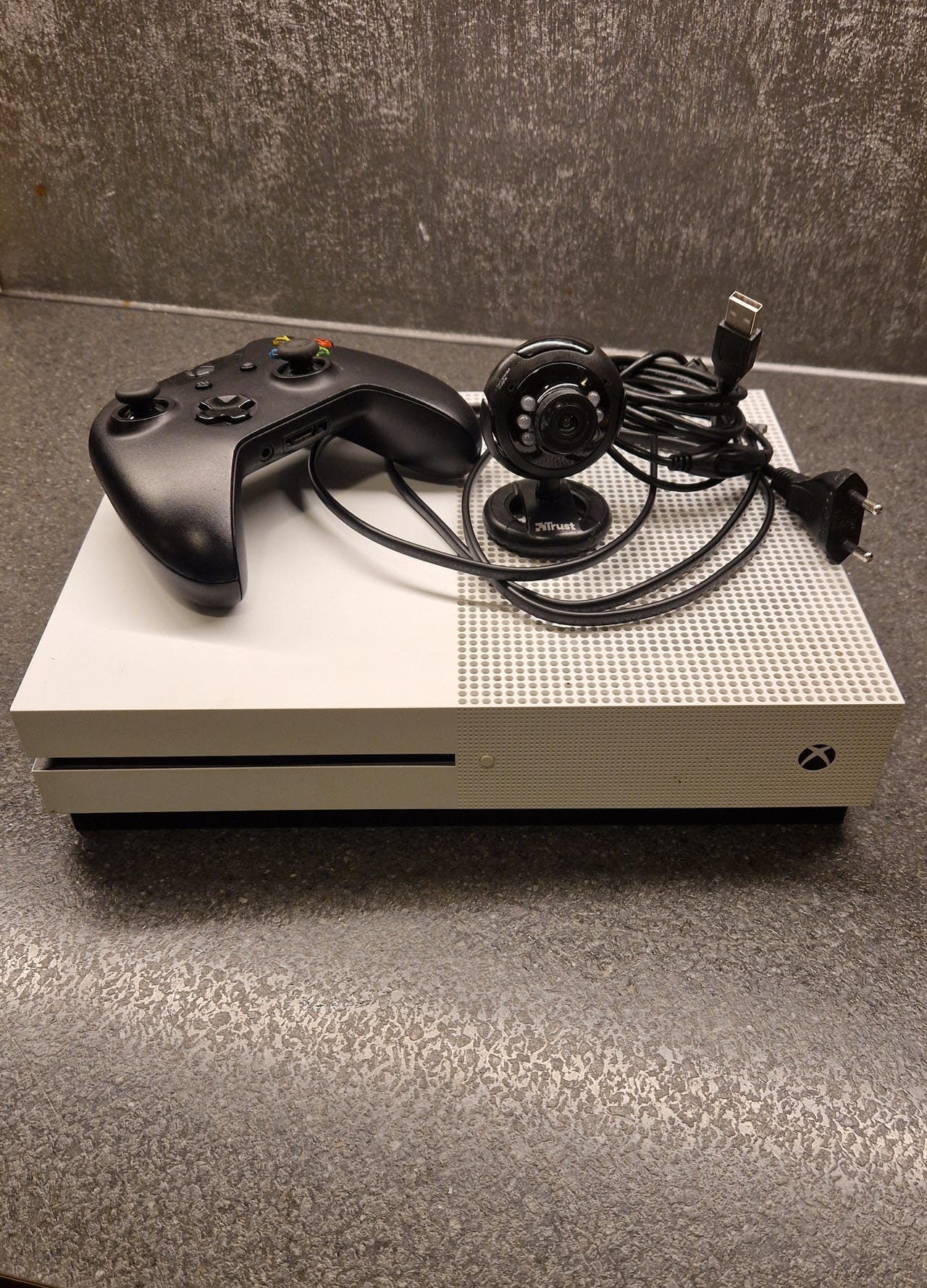 Xbox One S - 1.6TB lagring - Kontroll+Kamera | FINN torget
