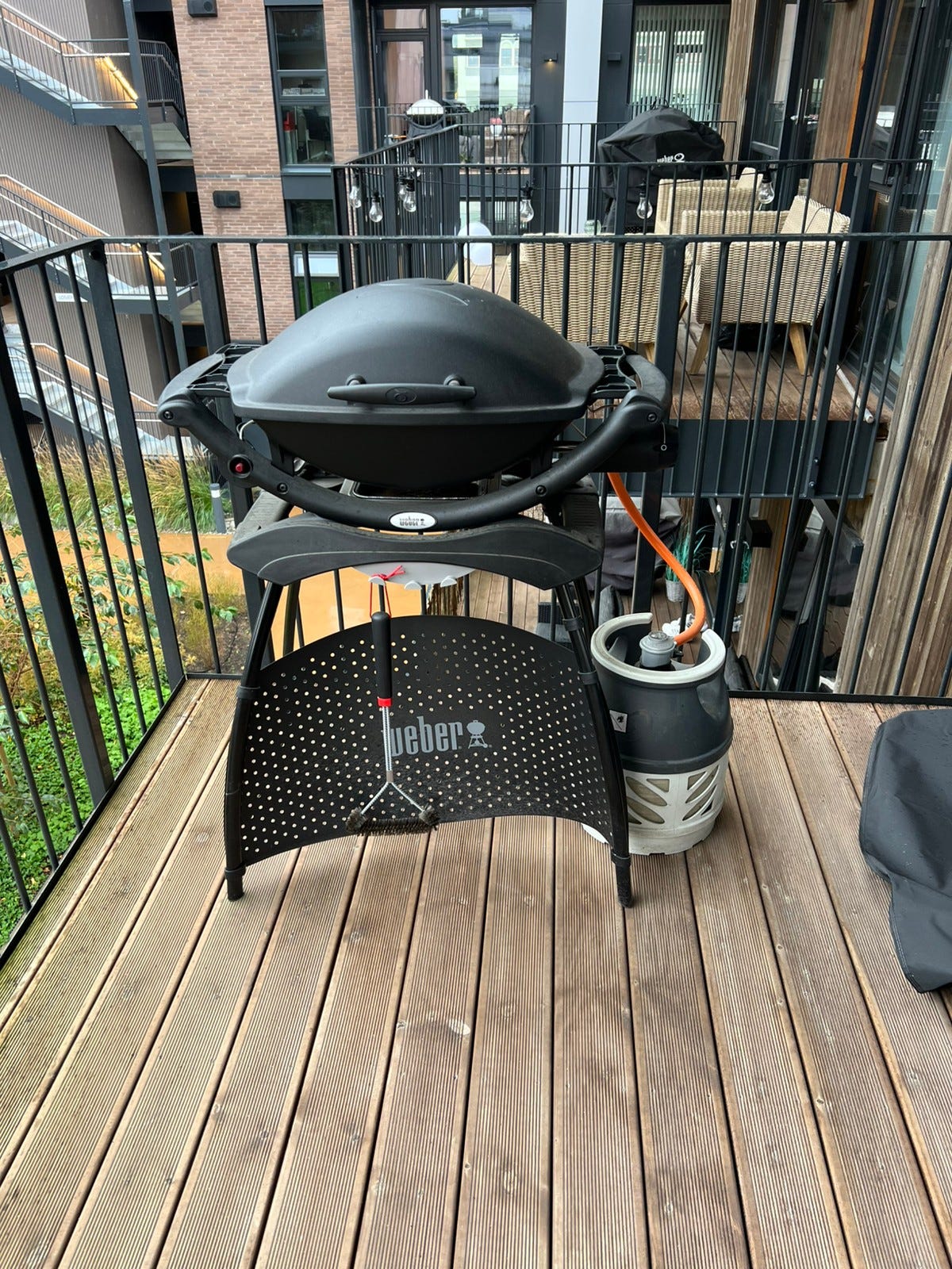 Weber Q2000 gassgrill. Inkludert bord, propanflaske og grilltrekk ...