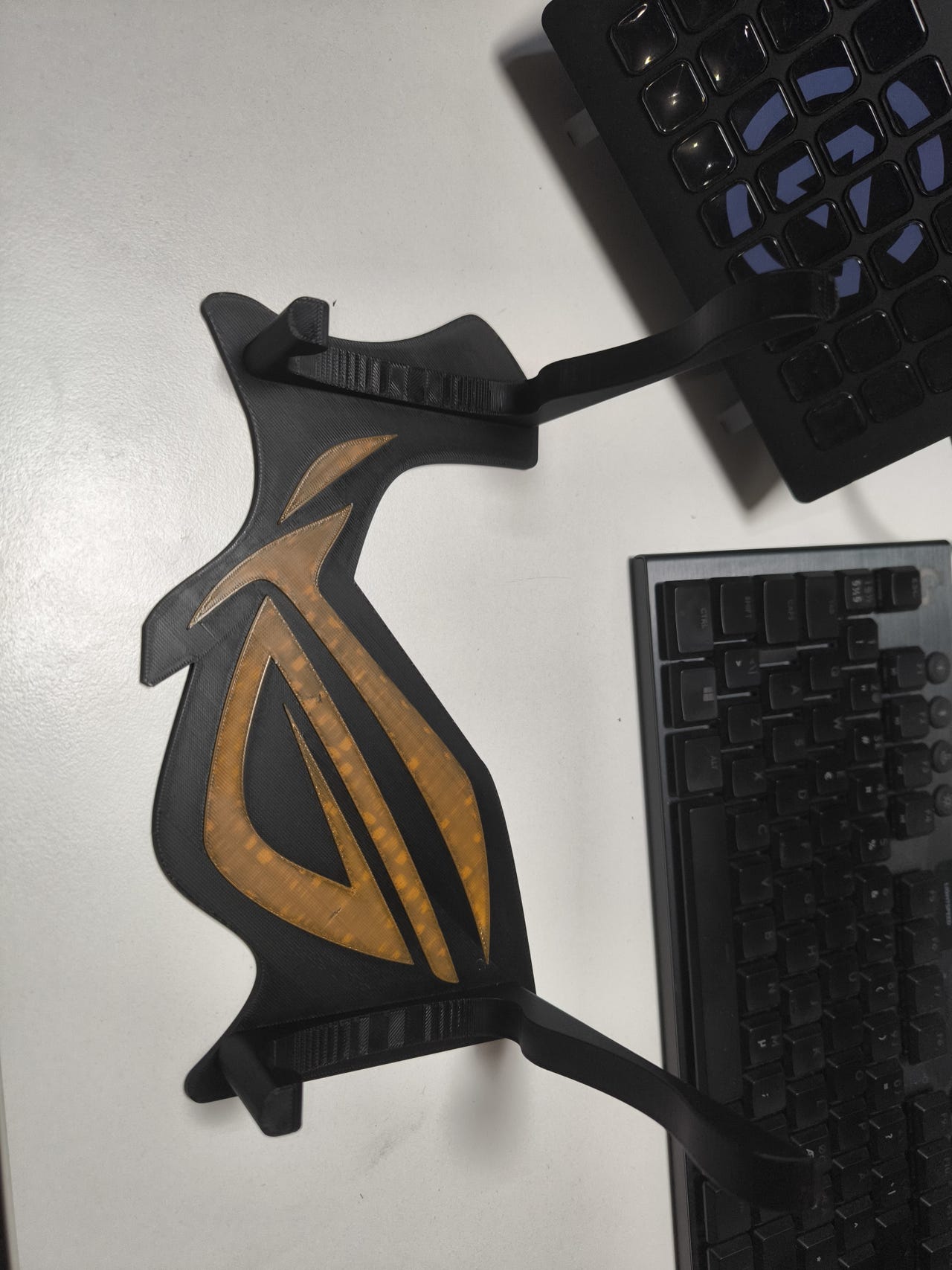 Asus ROG Ally table stand, with Asus rog logo. | FINN-torget