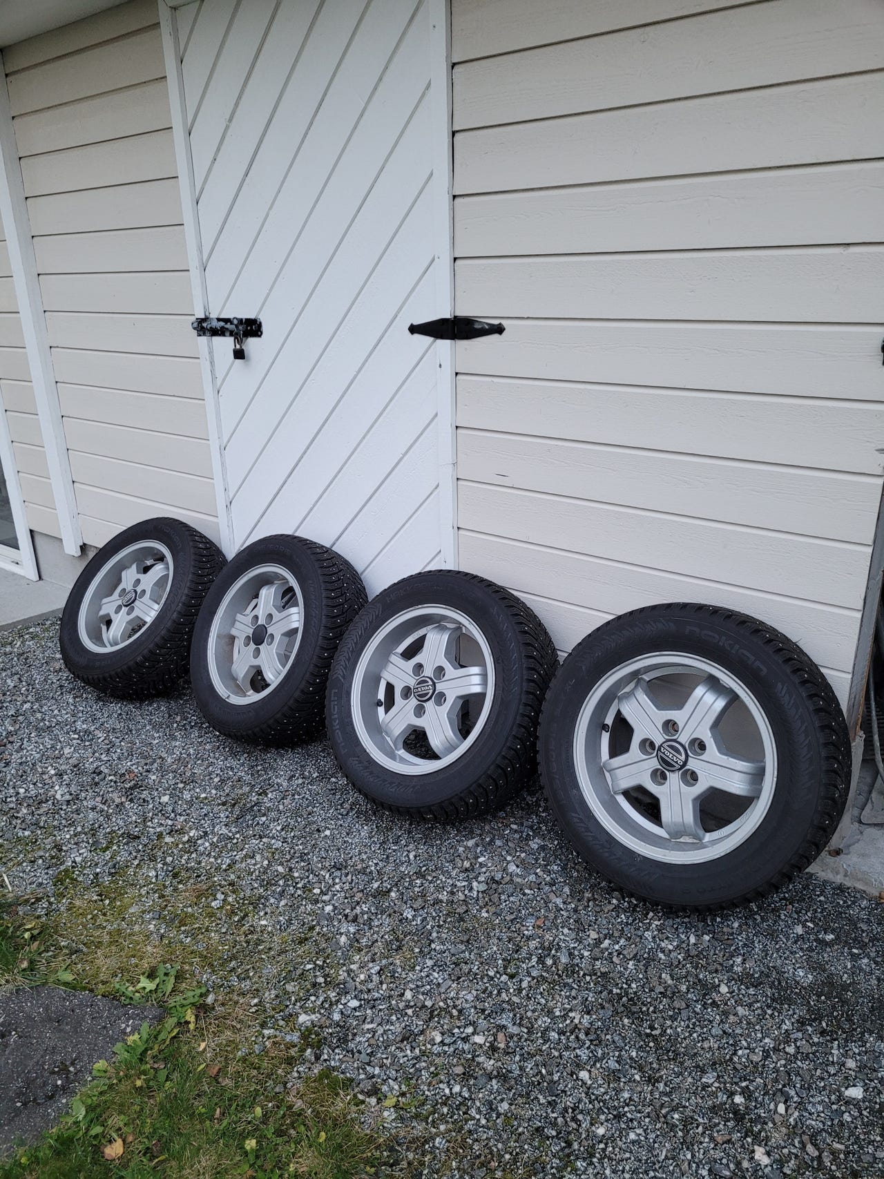 Volvo Turbo felger med nye dekk | FINN-torget