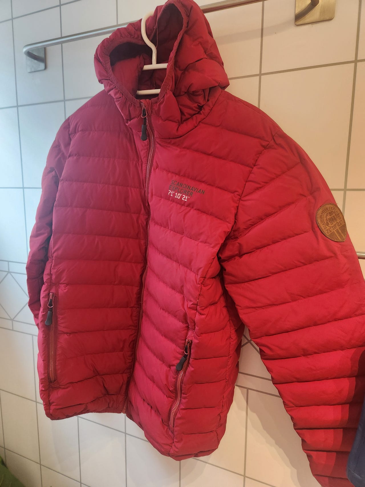 Tynn dunjakke fra Scandinavian Explorer, fin rød farge | FINN torget