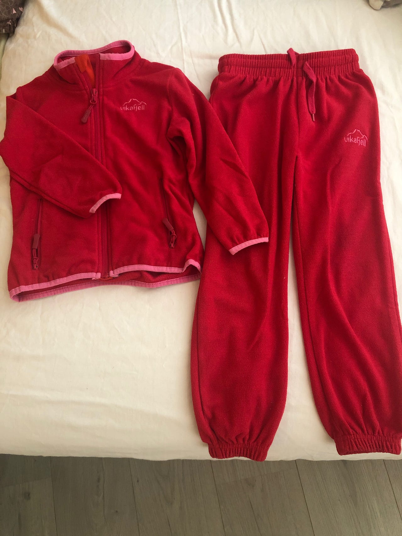 Fleece sett str. 5 år kr. 100,- | FINN-torget