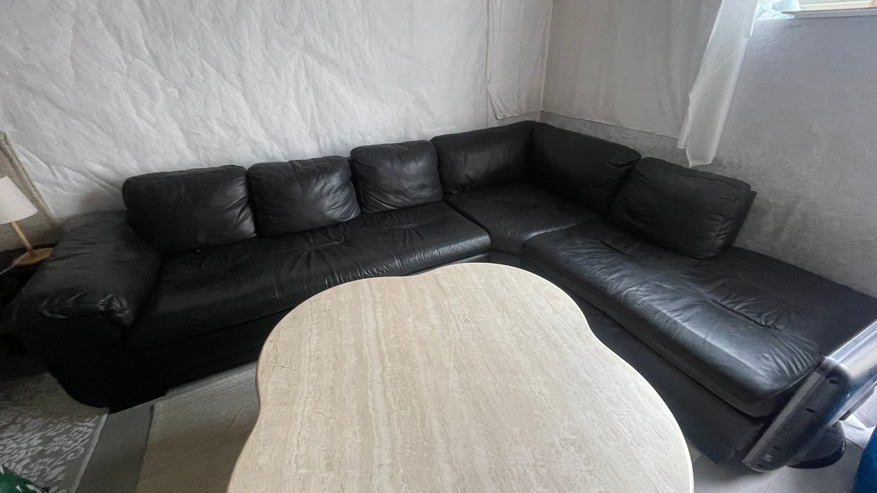 Stor sort skinnsofa gis bort | FINN torget