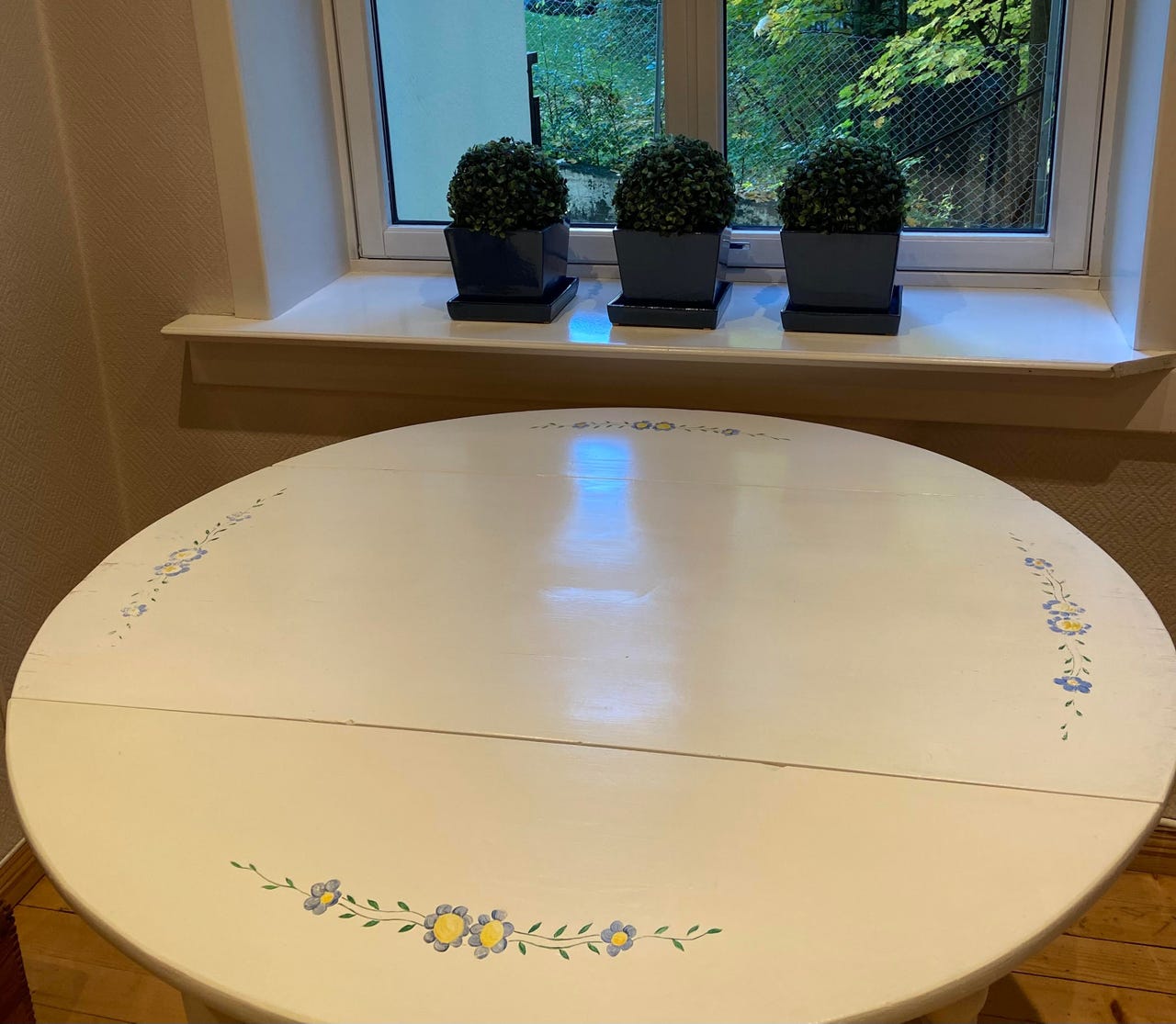 Et lite rundt bord med to klaffer som kan felles ned. | FINN torget