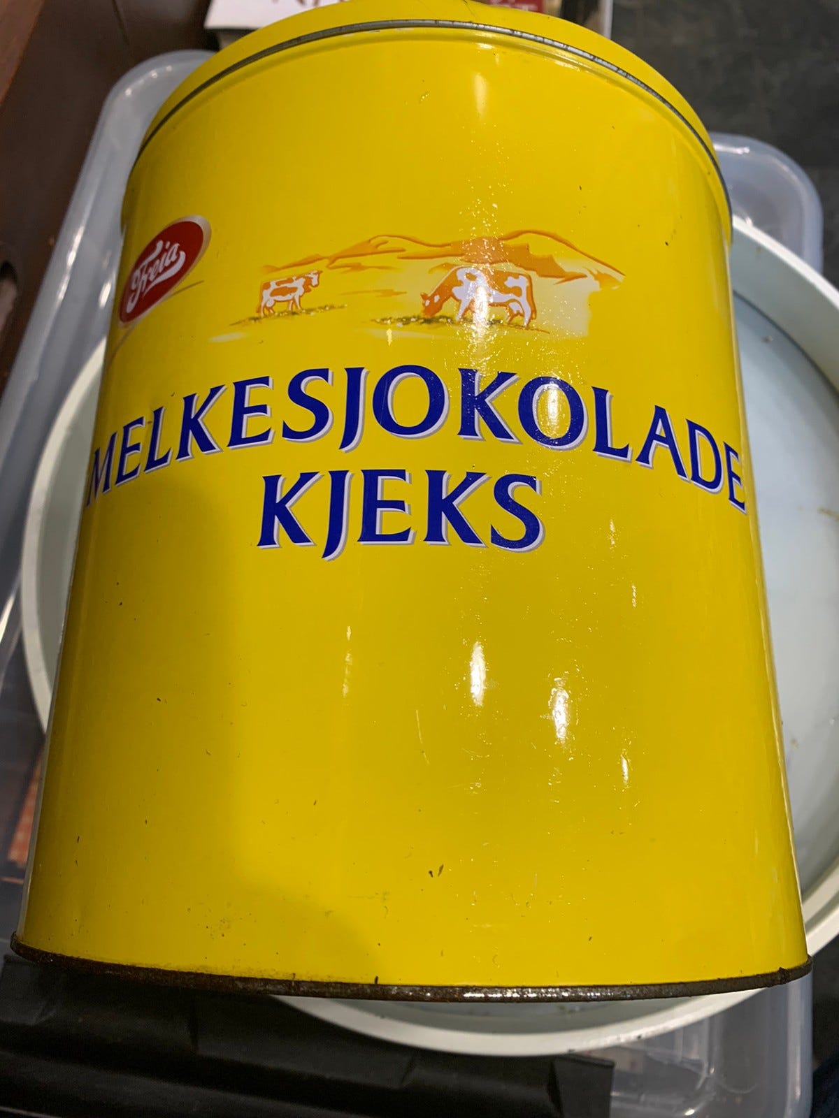 Melkesjokolade kjeks boks fra Freia til salgs | FINN-torget