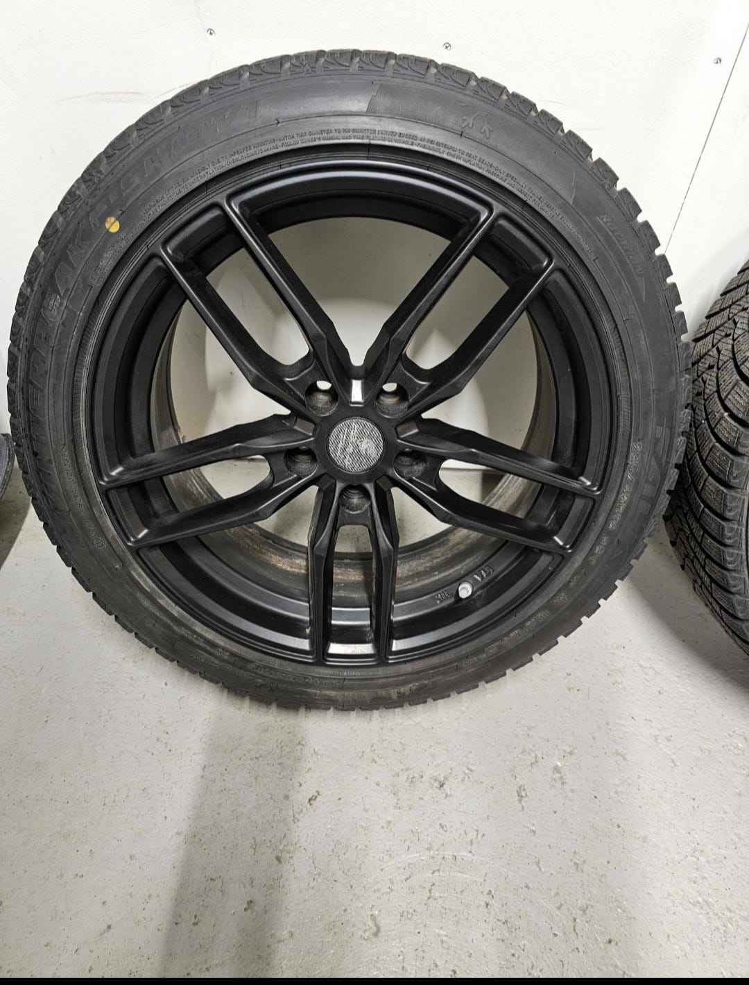 Piggfri vinterhjul til Tesla Model 3, 235/45-18" BLE sensor | FINN torget