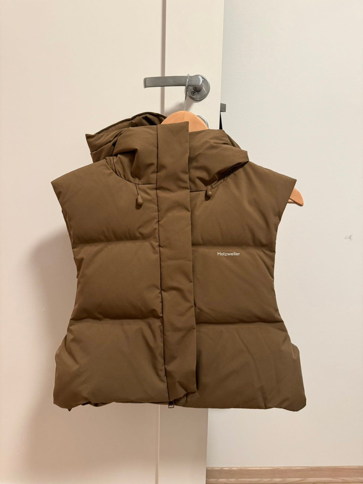 Sula Down Bib vest fra Holzweiler | FINN-torget