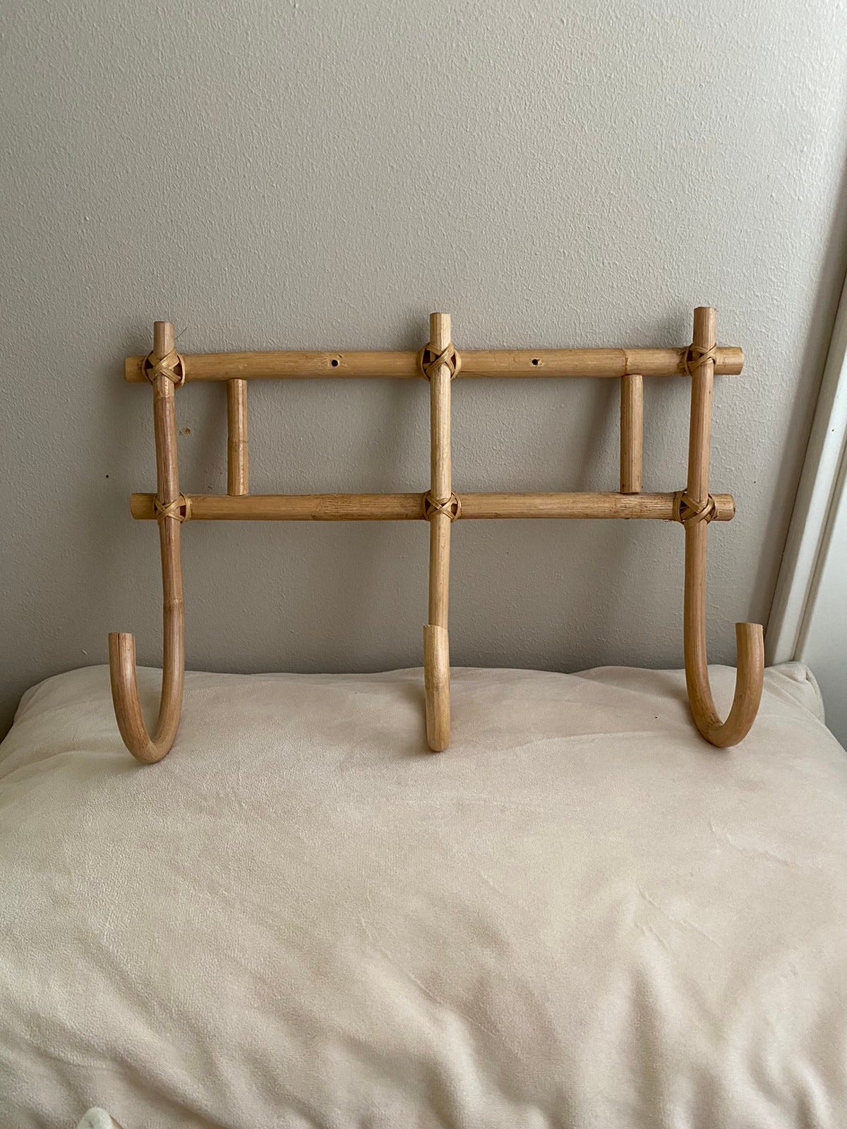 Rottingknaggrekke med 3 kroker bredde 32cm høyde 21cm | FINN torget