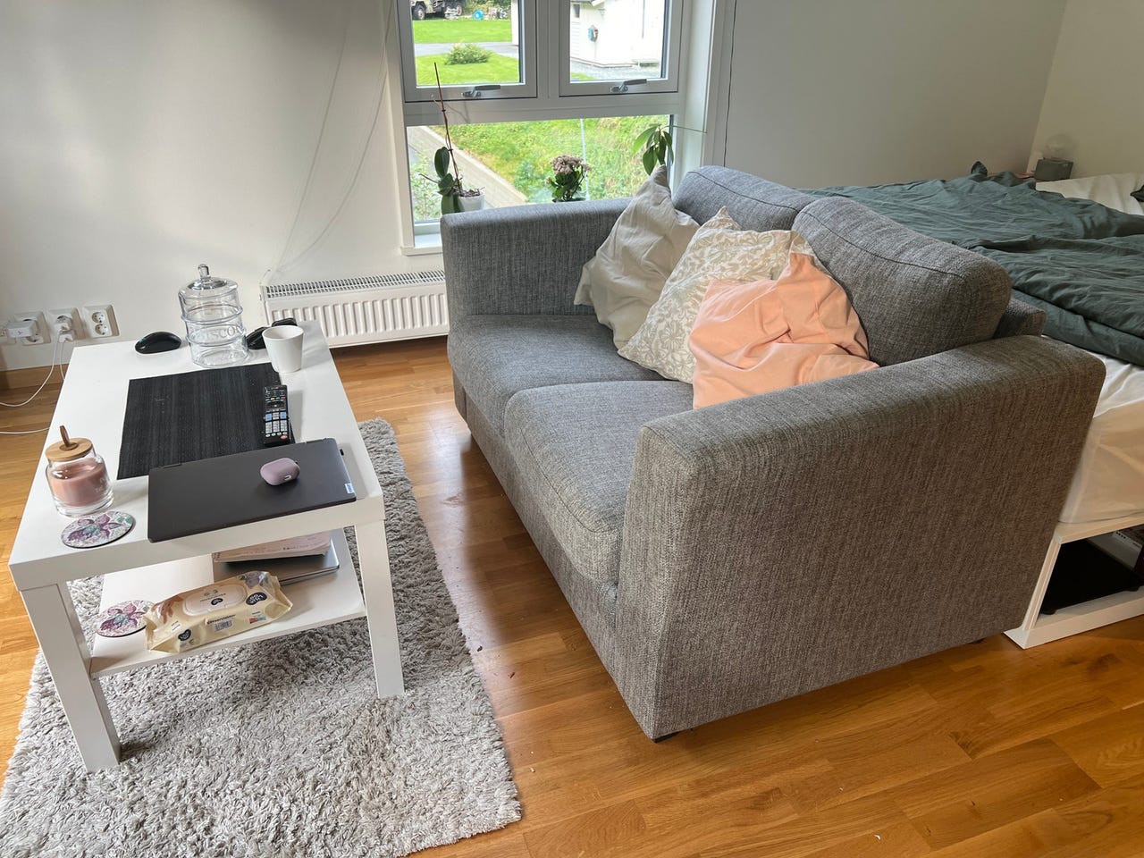 Komfortabel 2-seters grå sofa - Ren og koselig + 2 bord inkludert ...