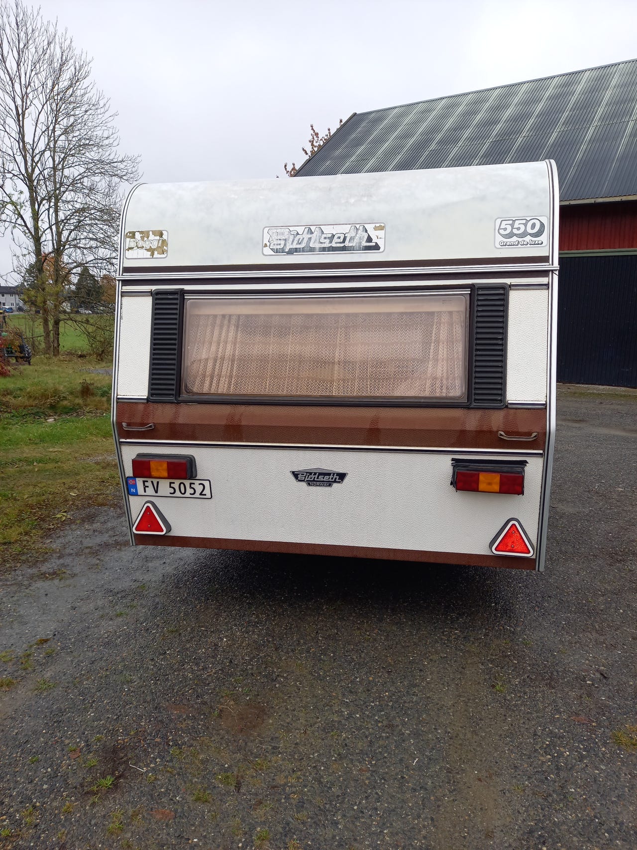 Selge campingvogn: Bjølseth 550 grand de luxe - 1986 - Soveplasser 4 - Egenvekt 1 160 kg | FINN.no