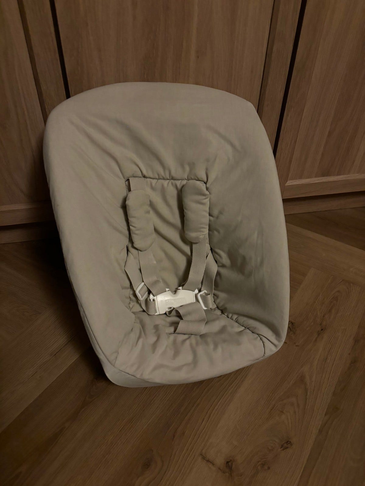 Stokke newborn set til Tripp trapp stol - lys beige | FINN torget