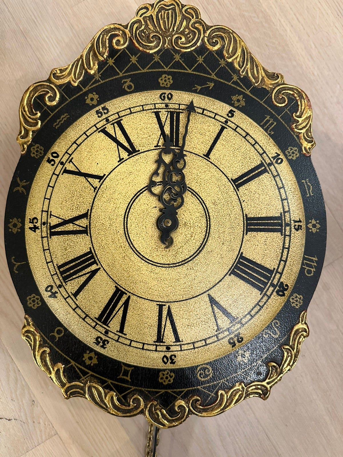 Gammelt veggklokke fra Daniel Bjerke urmaker Oslo | FINN-torget