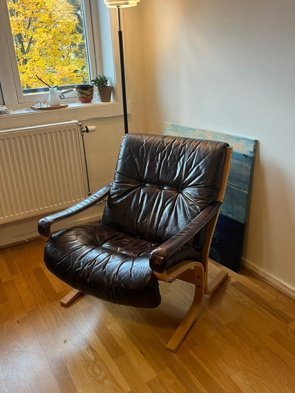 Lav Siesta stol med armlener (eik med mørkt brun) - designet av Ingmar ...