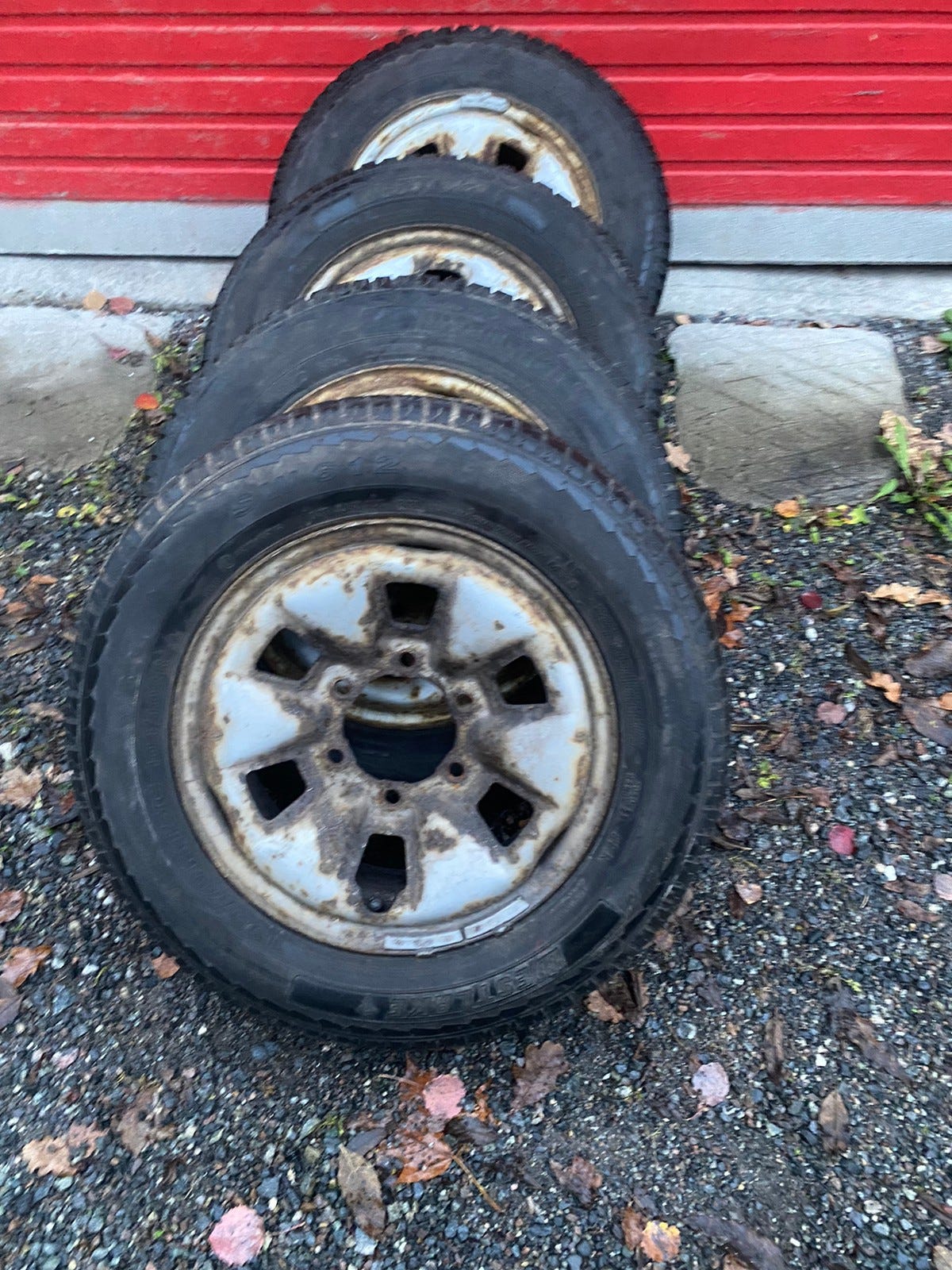 Fint vinterdekk med pigg fri(195/70R/15C) passer på Toyota hiace 4wd ...