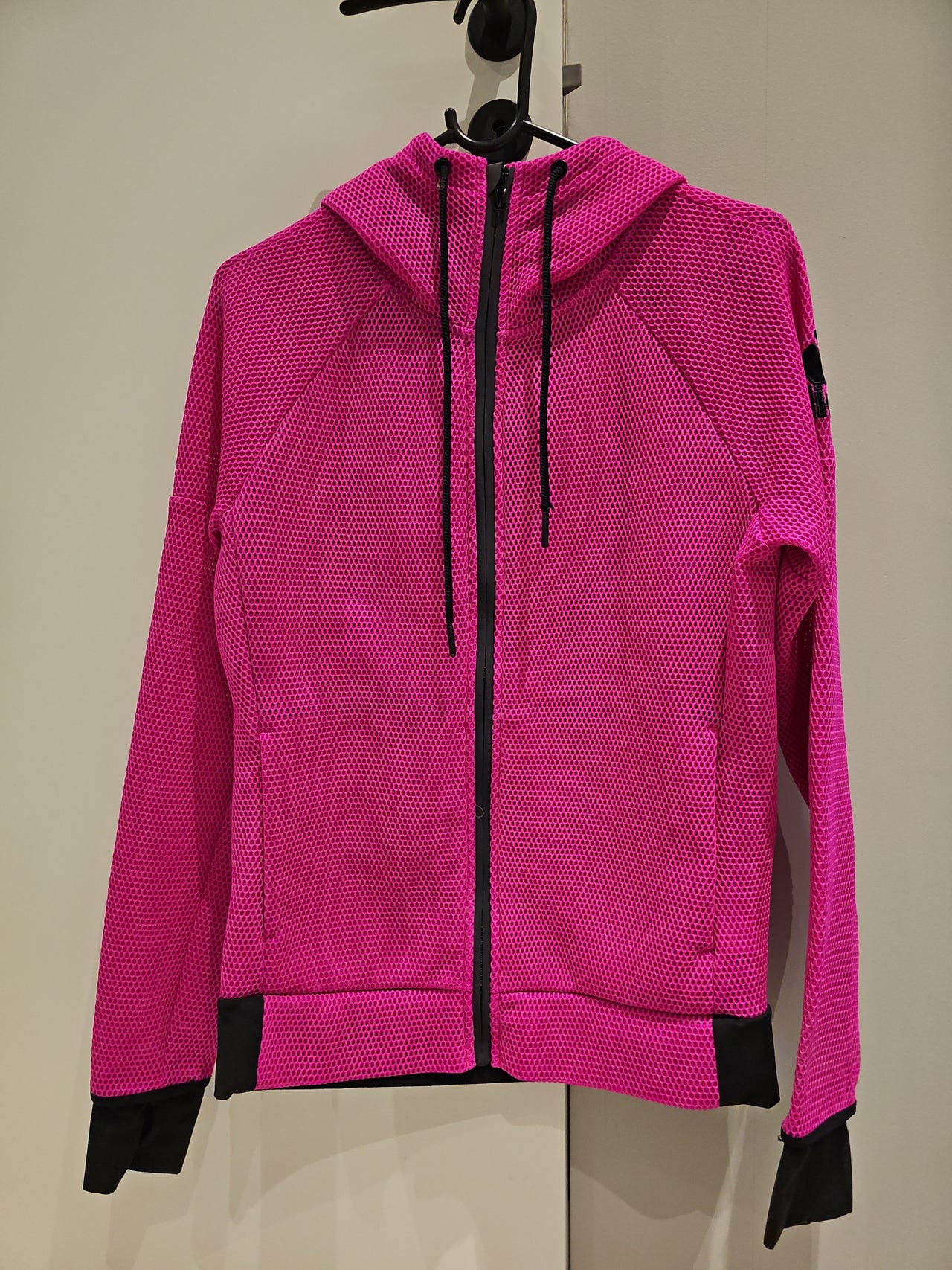 Knall rosa luftig Adidas hettejakke | FINN torget