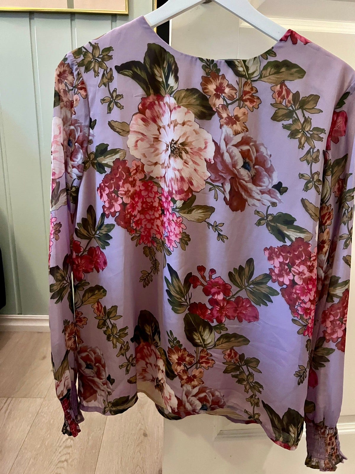 Pen blomstrete bluse | FINN-torget