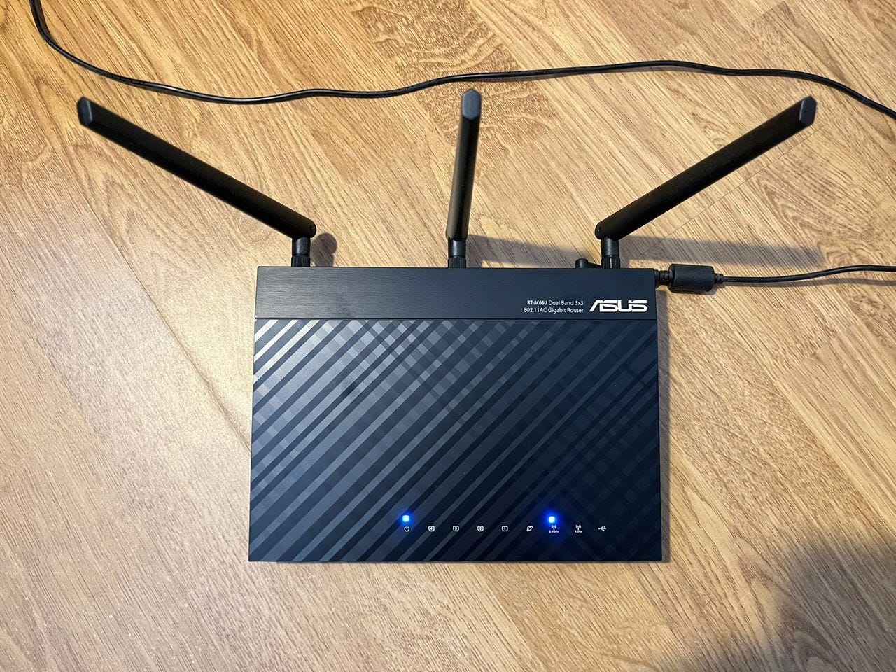 ASUS RT-AC66U Dual Band 3x3 802.11AC Gigabit Router | FINN-torget