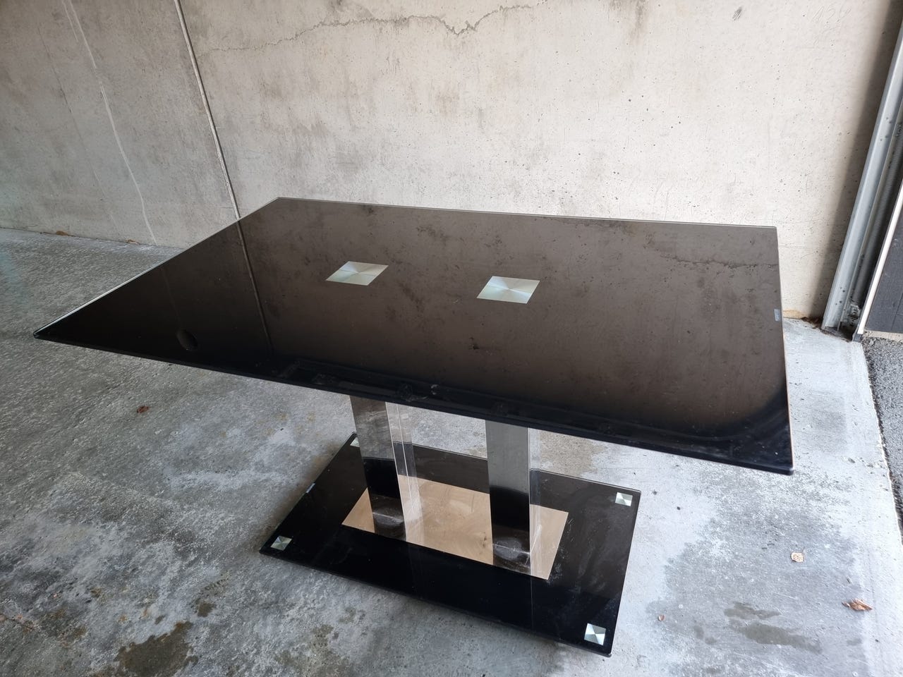 Spisebord i Sort Glass + 2 Stoler Selges | FINN-torget