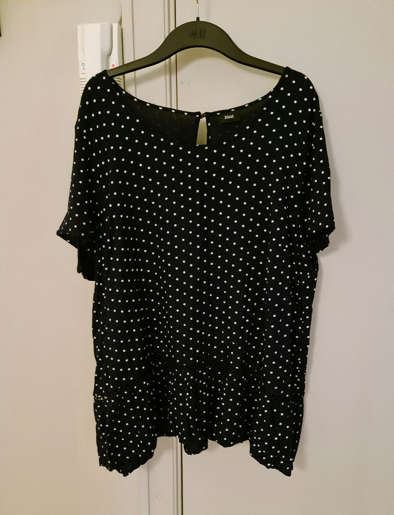 Søt prikkete marineblå topp fra Zizzi | FINN torget