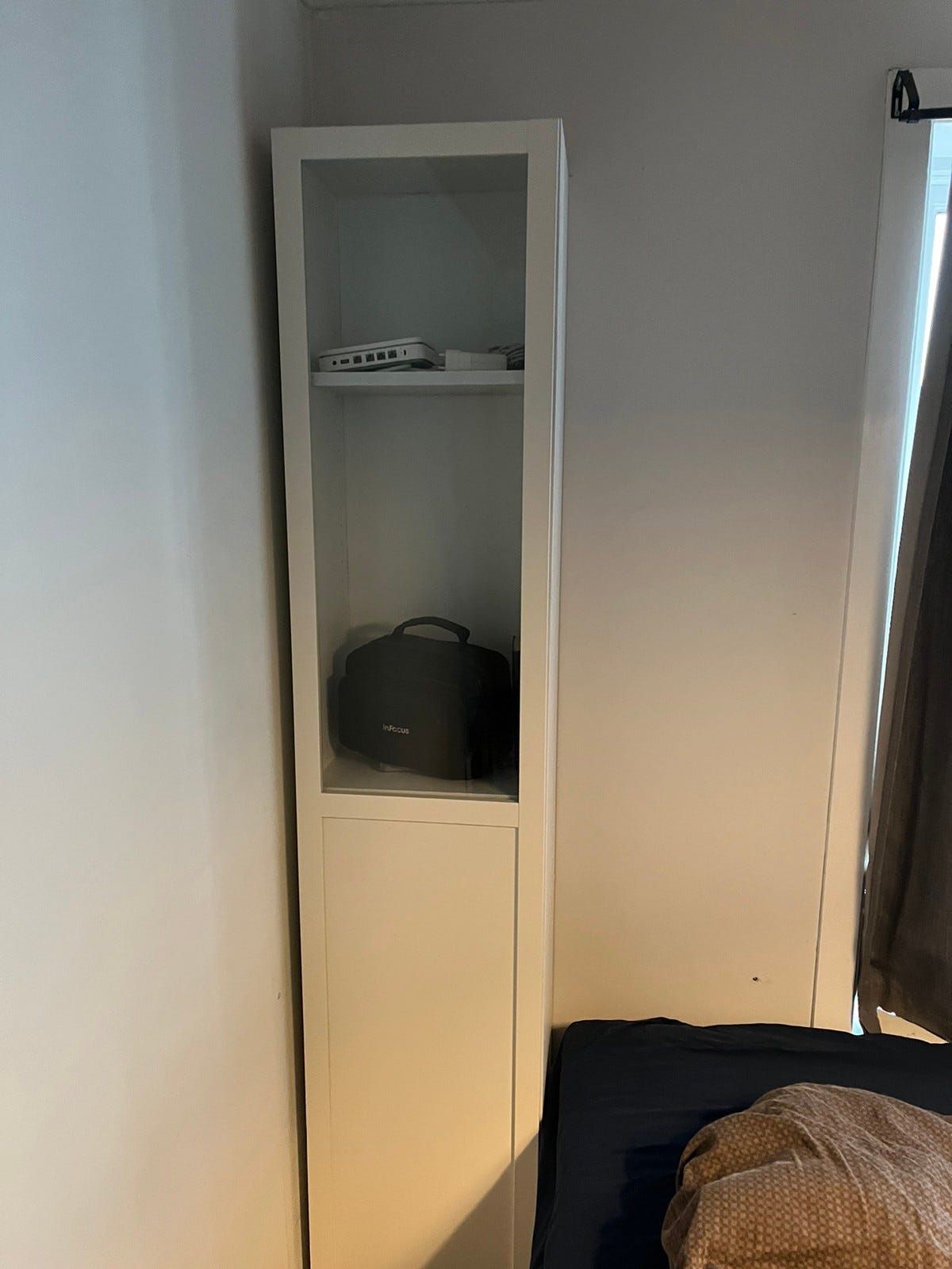 Billy-hylle med skapdør fra Ikea. | FINN-torget