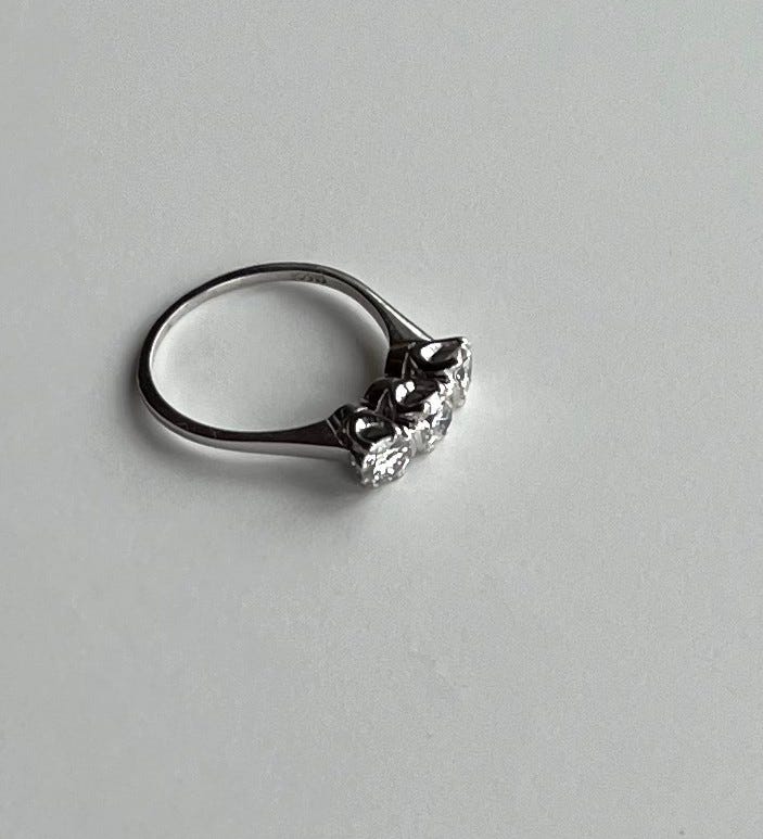 Nydelig diamantring med 3 diamanter | FINN torget