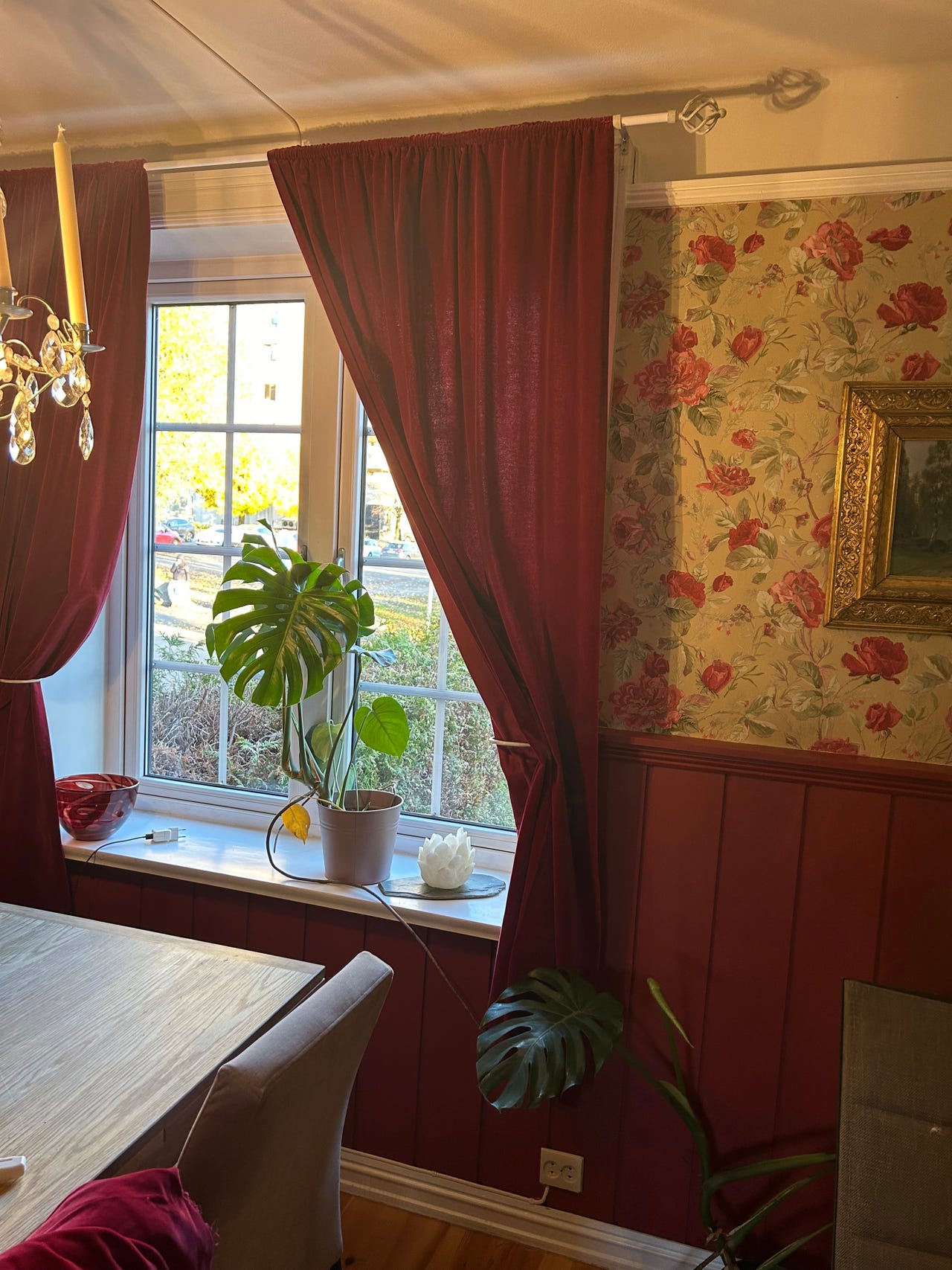 Røde fløyelsgardiner | FINN torget