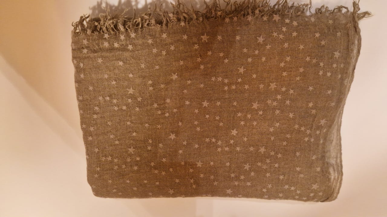 Pent grått skjerf med stjerner | FINN-torget