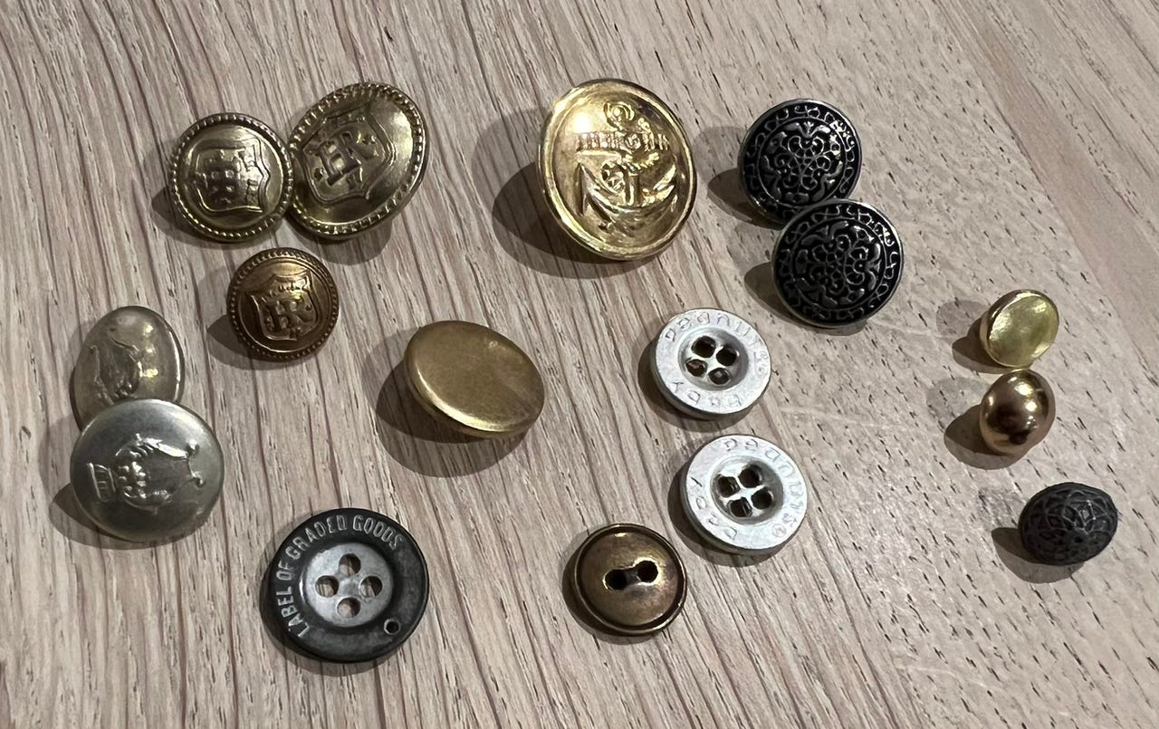KNAPPER – Gull og sølv metallknapper (16 stk) | FINN-torget