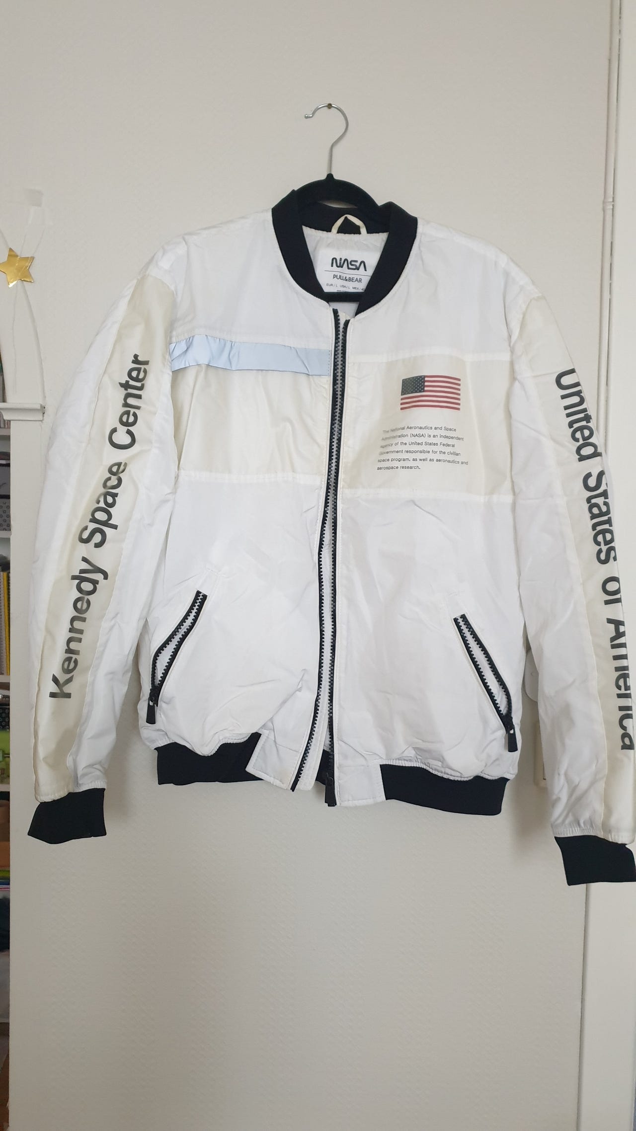 Hvit NASA bomberjakke fra Pull&Bear med refleks - Str. L, 40, Herre ...