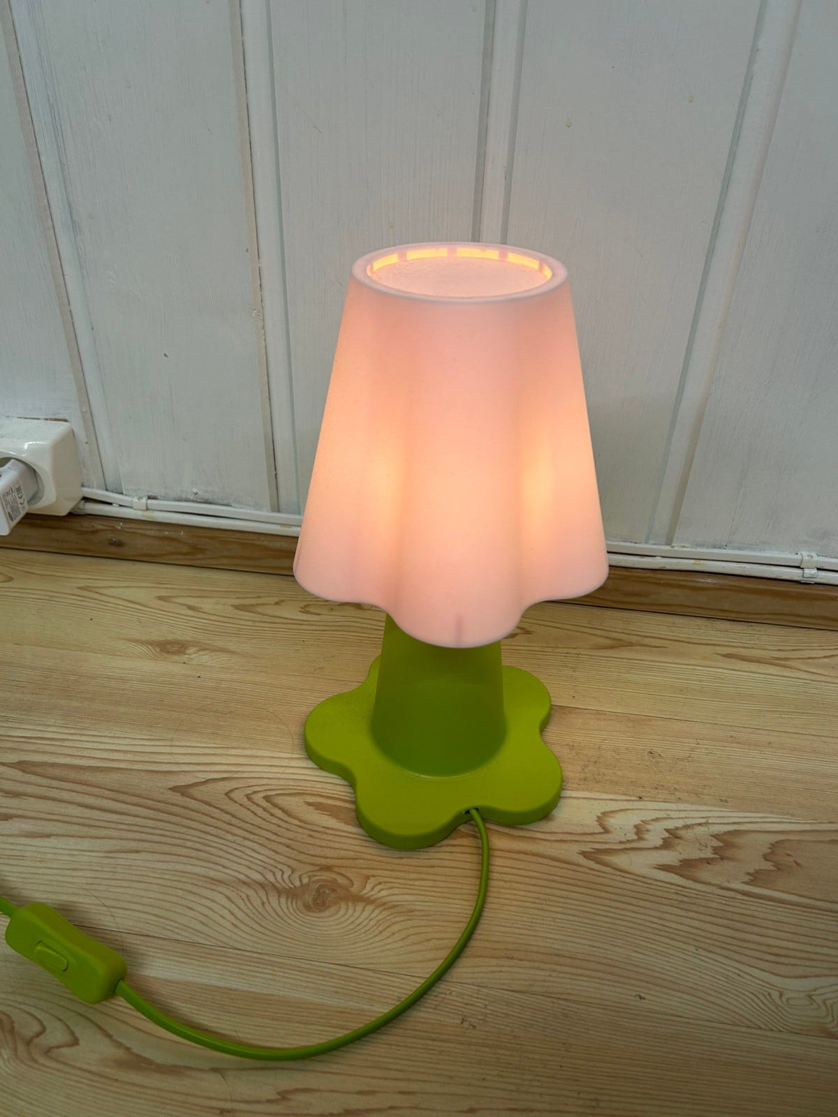 Blomsterlampe til barnerommet | FINN-torget