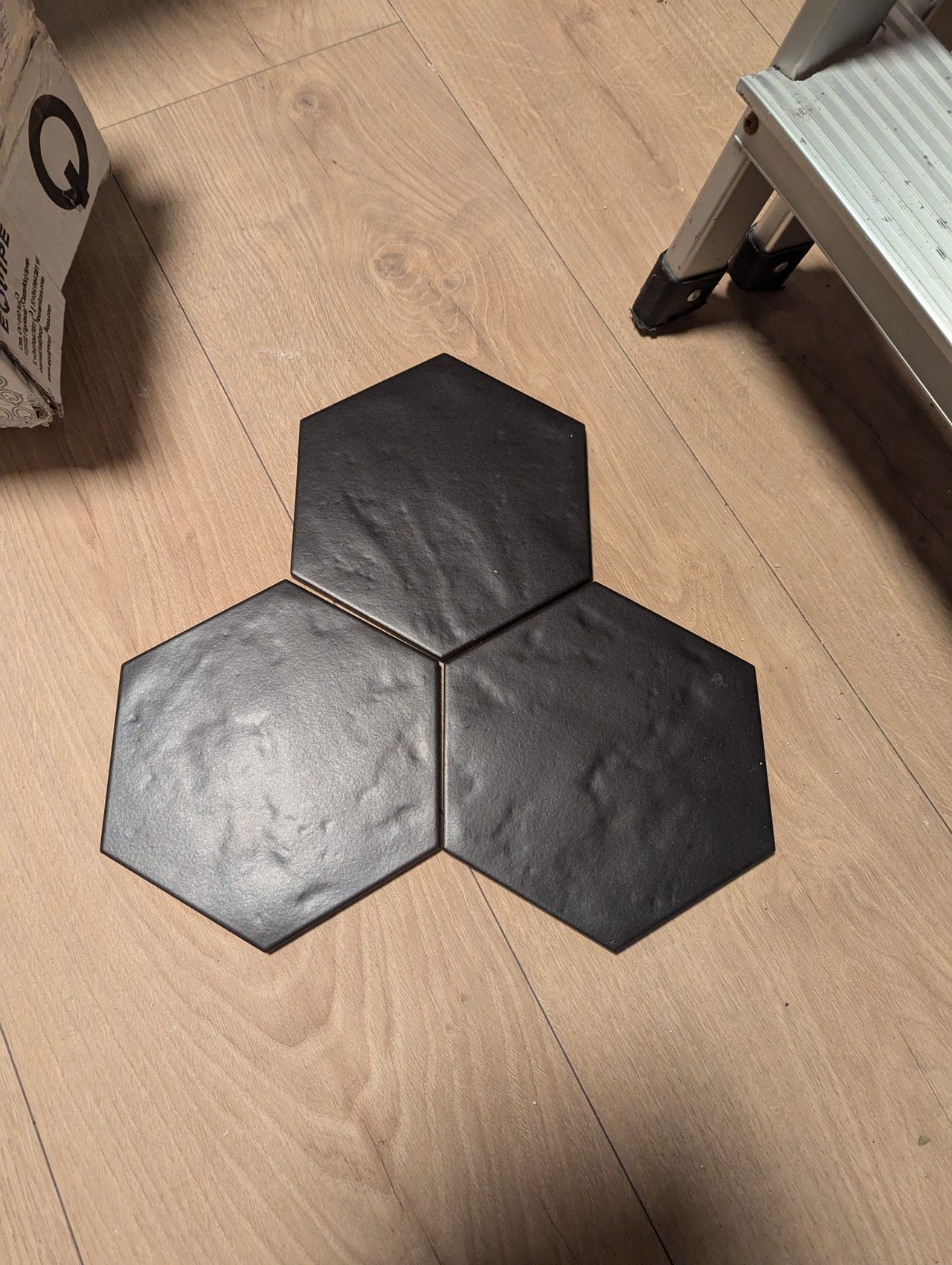 Ca. 3,5 kvm Sorte Hexagon fliser 17,5x20cm | FINN-torget