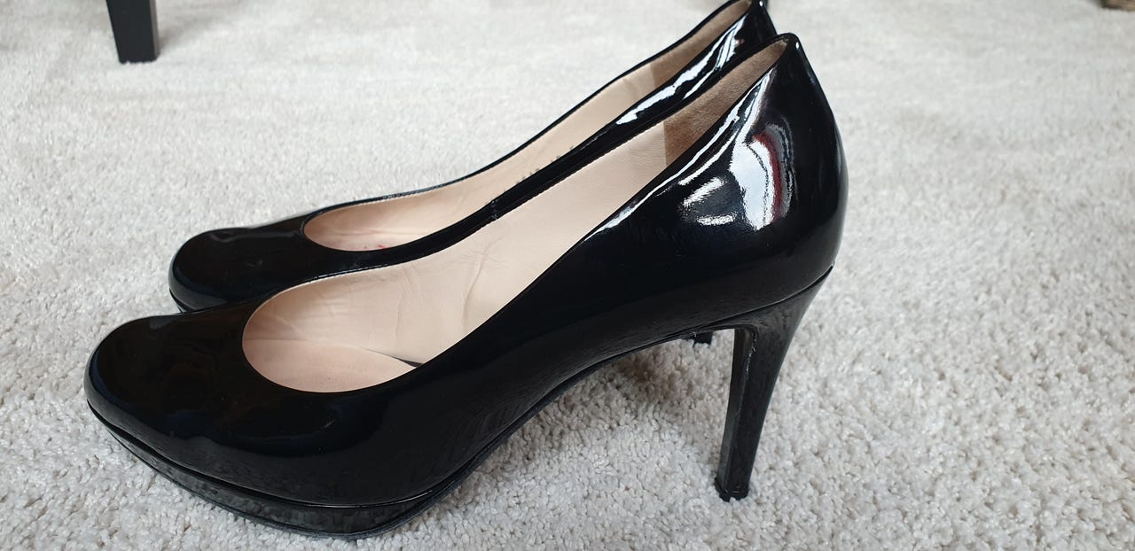 Sorte pumps i sort lakk, str 38 | FINN-torget