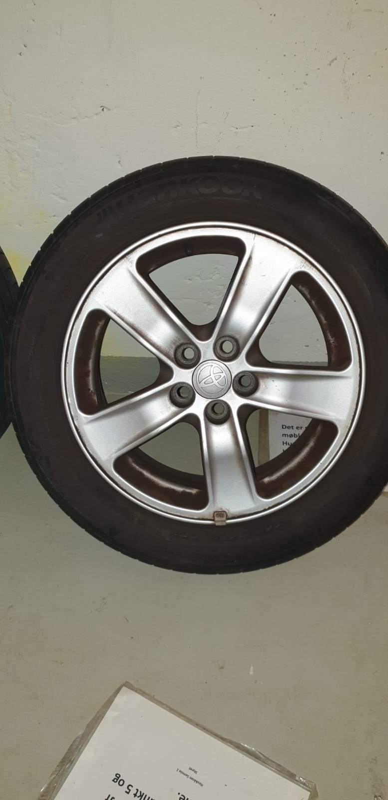 Toyota felger med slitte sommer dekk. 205 /55R16 4st. | FINN torget