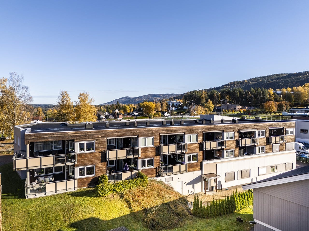 Innholdsrik og innbydende 5-roms leilighet midt i Åmot sentrum - 4 soverom - Garasje - Veranda ...