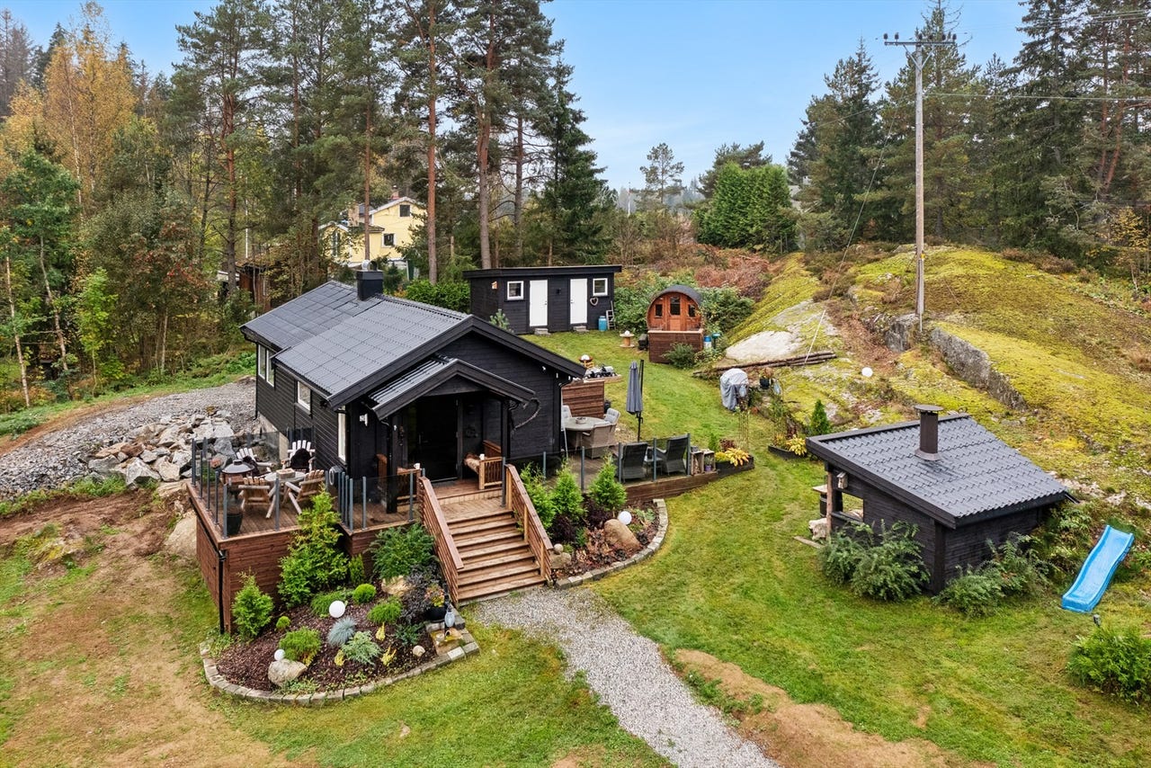 Idyllisk fritidseiendom med enebolig standard | Stor selveiet tomt som ...