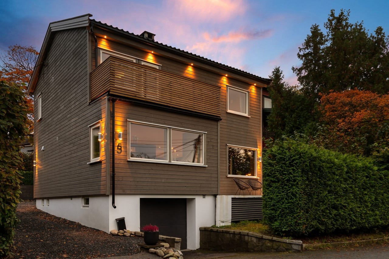 Oppusset og delikat enebolig m/integrert garasje | Pent opparbeidet ...