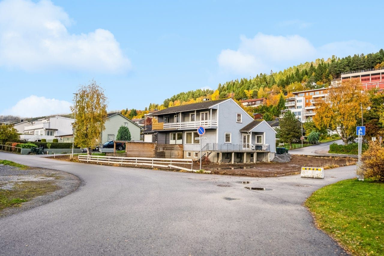 Molde sentrum | Tomannsbolig | Renoveringsobjekt | Stor tomt | Garasje ...