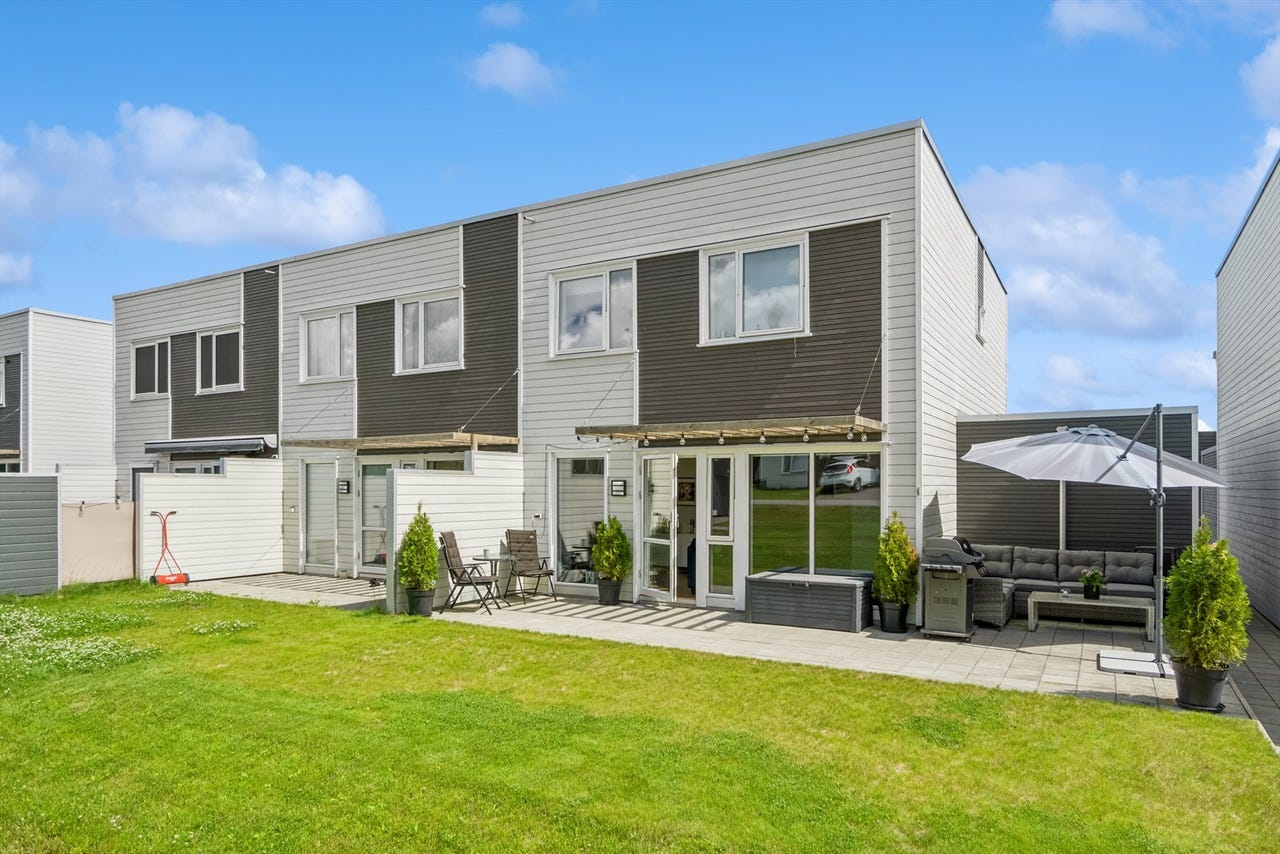 Moderne rekkeshus i ende 2020. Vannbåren varme. Solrike utearealer. Carport m/ellader. Meget ...