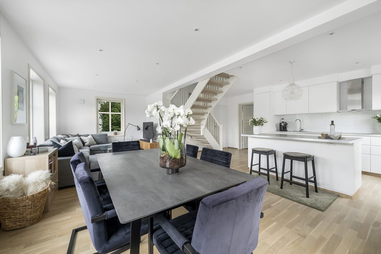 Klassisk enebolig, renovert m/smakfull innredning | Gode sol- og utsiktsforhold | Lettstelt tomt ...